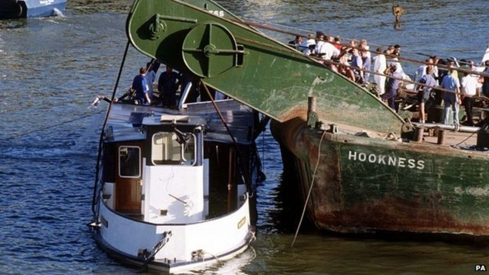 Marchioness victims remembered 25 years on at service - BBC News