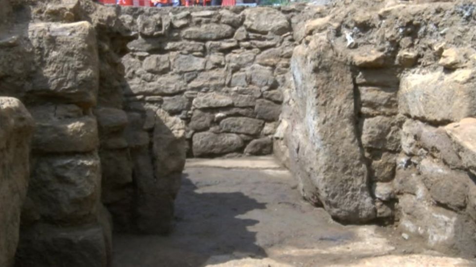 Medieval chess pieces found in Northampton dig - BBC News
