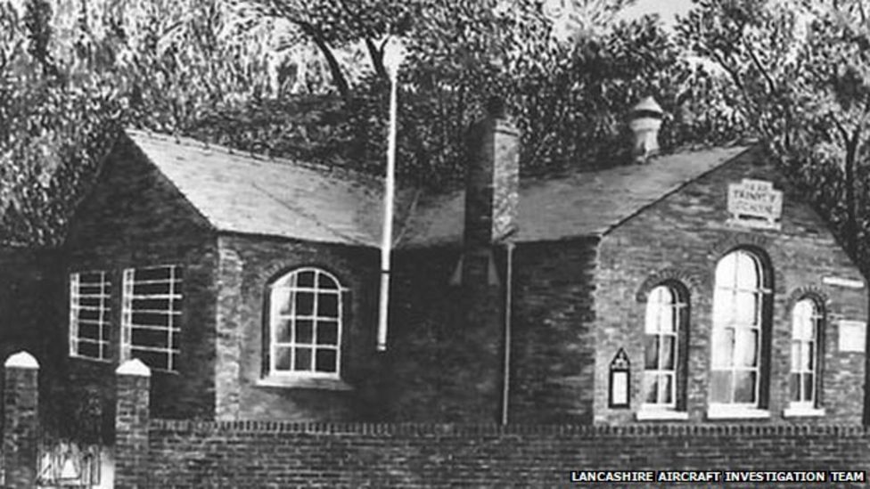 Freckleton Air Disaster: Memorial held to mark 70th anniversary - BBC News