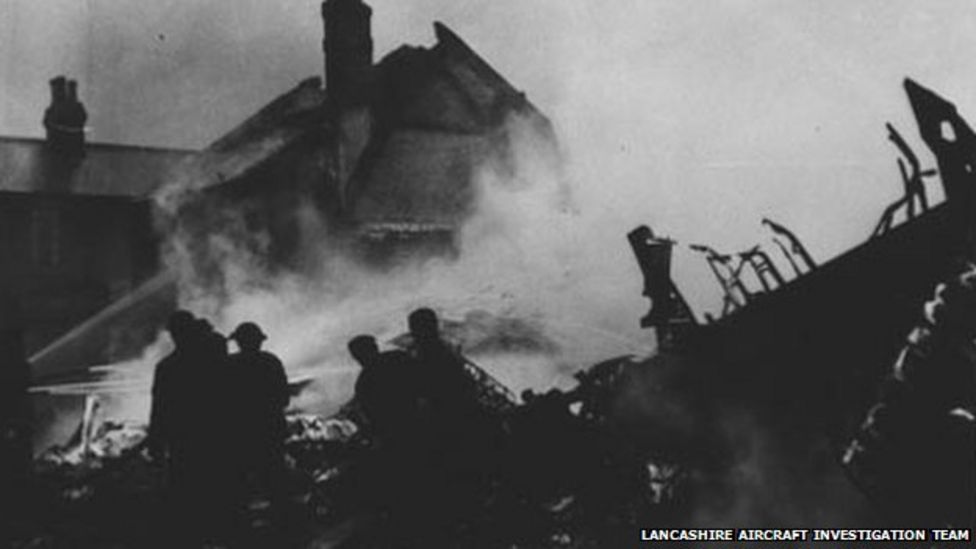 Freckleton Air Disaster: Memorial held to mark 70th anniversary - BBC News