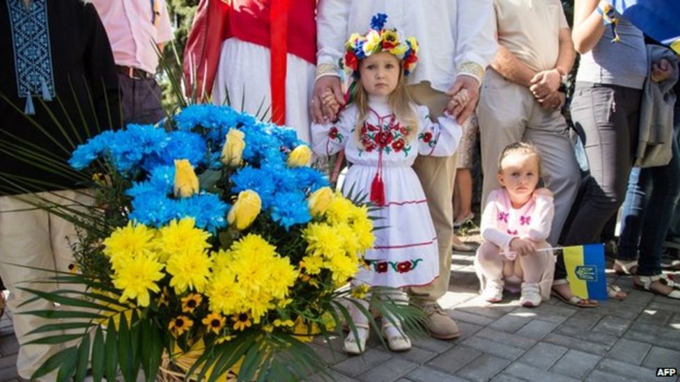 Ukraine conflict: Donetsk rebels parade captured soldiers - BBC News