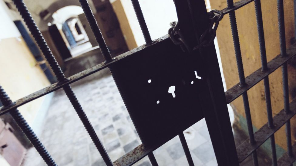 'Fight risk' at Bullingdon Prison as prison officer numbers fall - BBC News