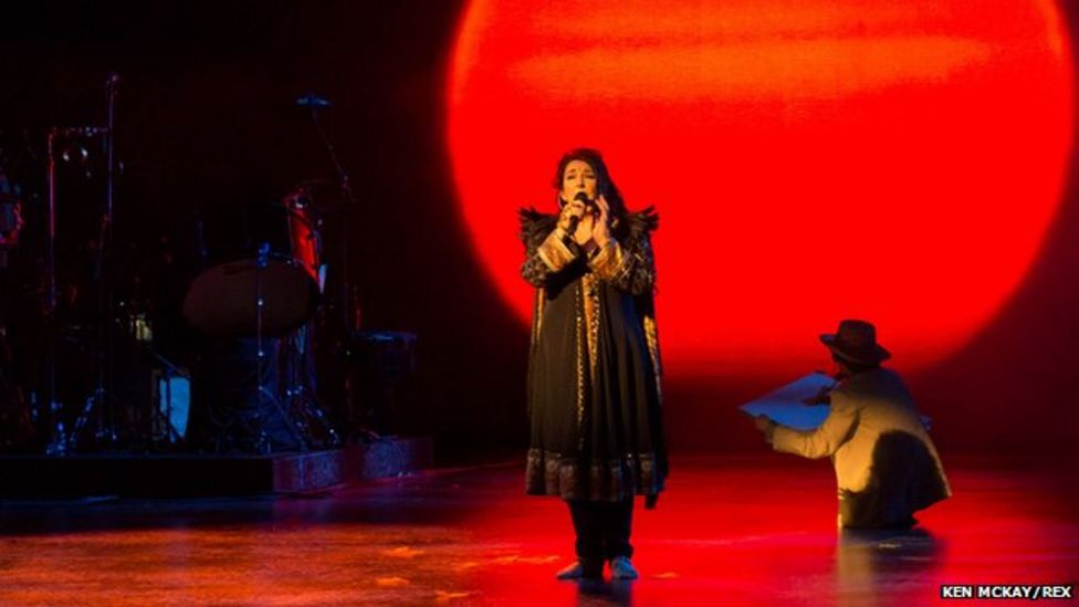 Kate Bush comeback greeted with huge cheers - BBC News