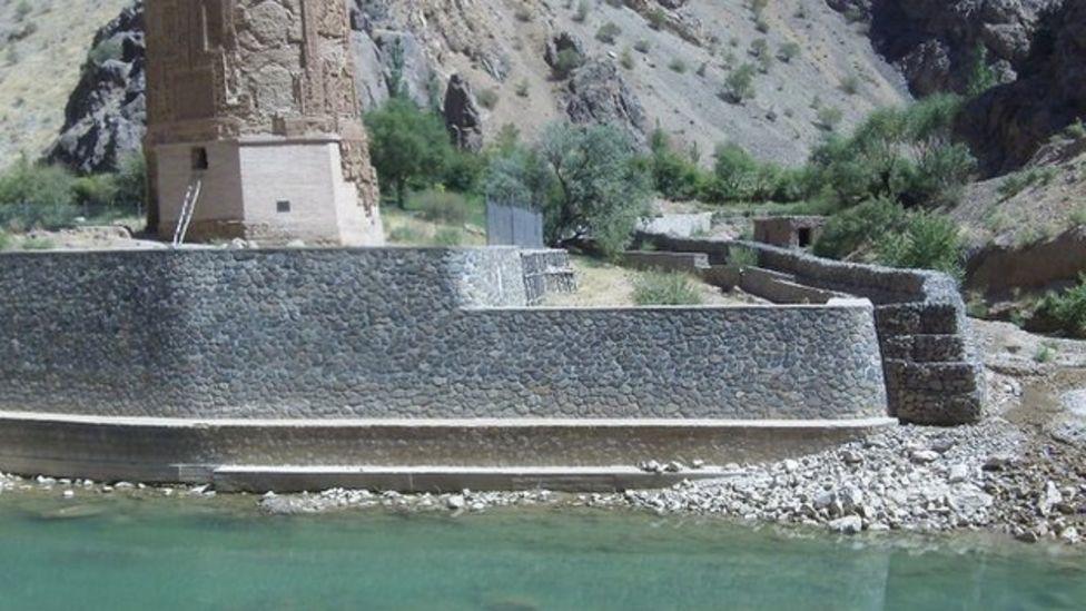Afghan historic minaret of Jam 'in danger of collapse' - BBC News
