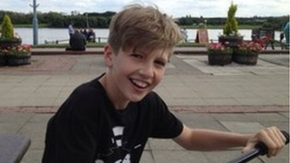 Family tried to save Isaac Nash from sea off Anglesey - BBC News