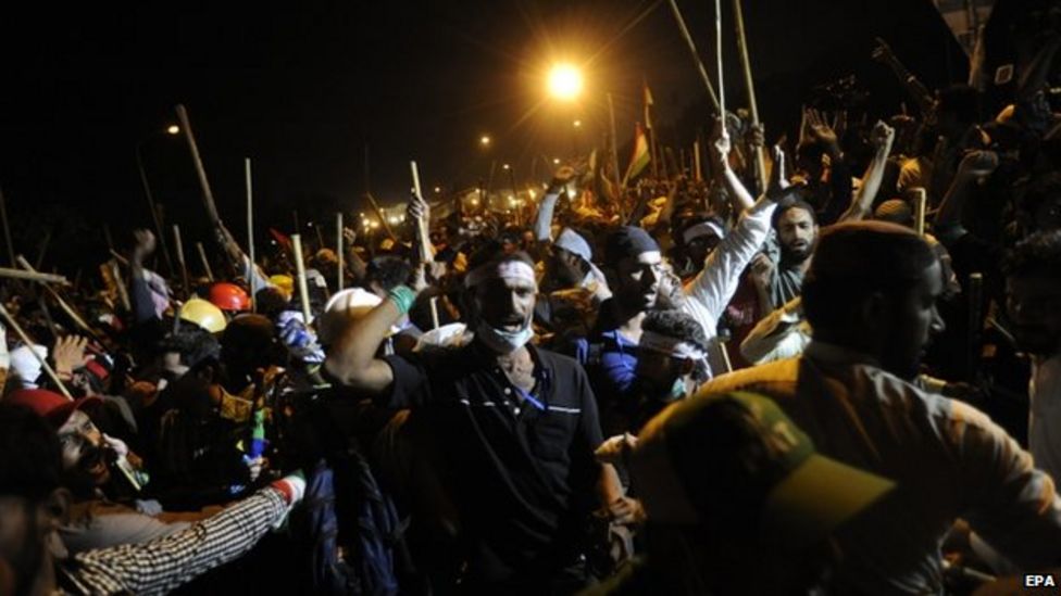 Pakistan protesters clash with Islamabad police - BBC News