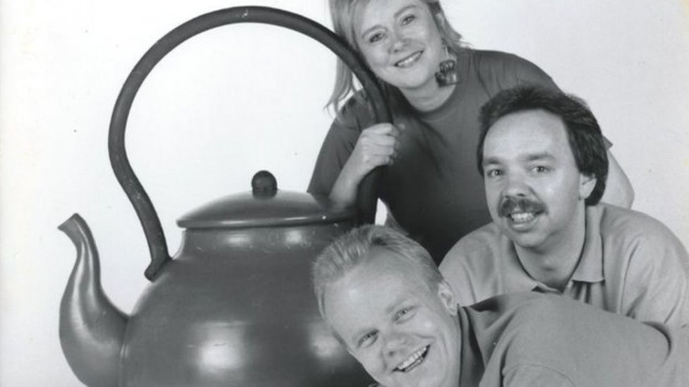 Singing Kettle music group announces farewell tour - BBC News