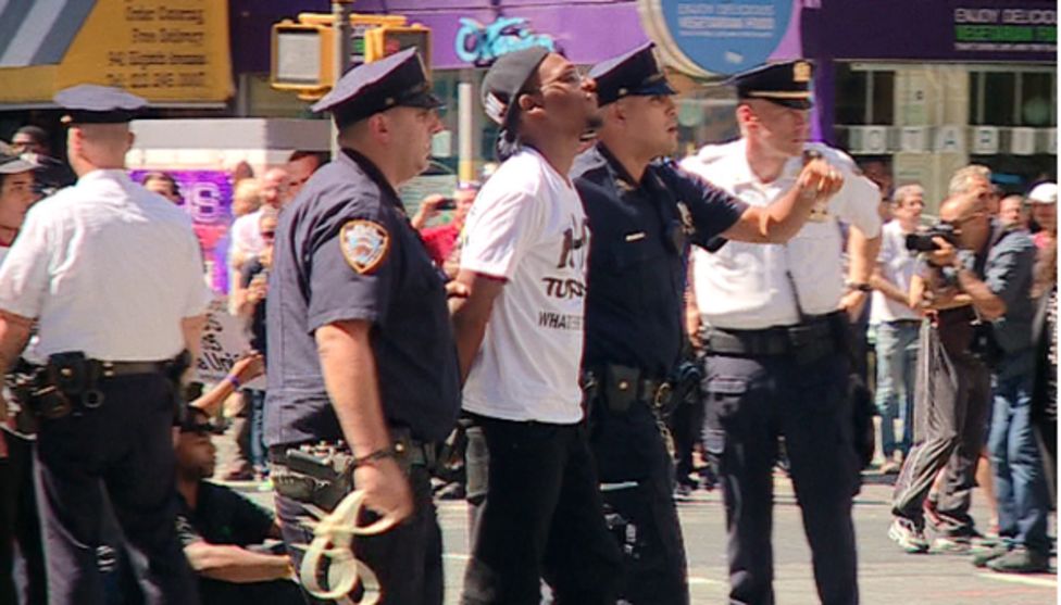 US fast-food protests lead to several arrests - BBC News