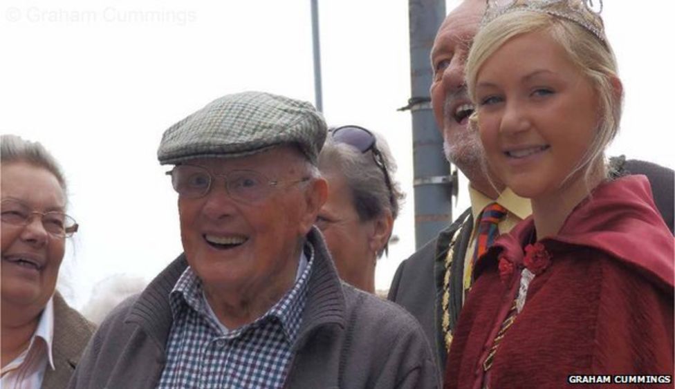 The 104-year-old man who visits Skegness every year - BBC News