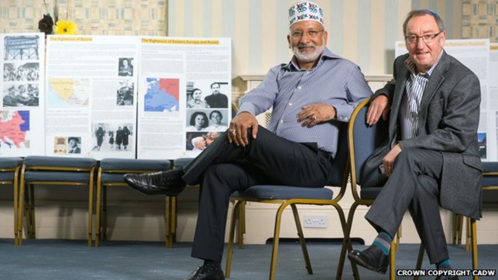 Muslims' WW2 help for Jews displayed at Cardiff synagogue - BBC News