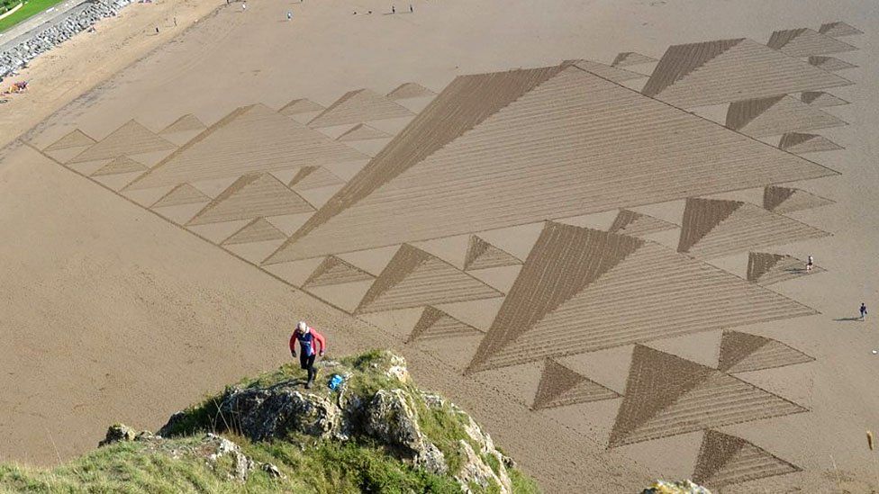 Artist Simon Beck's giant Somerset beach art - BBC News