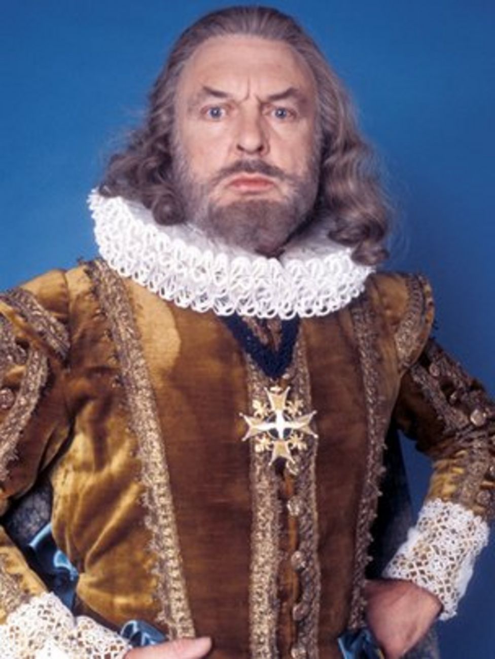 Sir Donald Sinden: Legendary actor dies aged 90 - BBC News