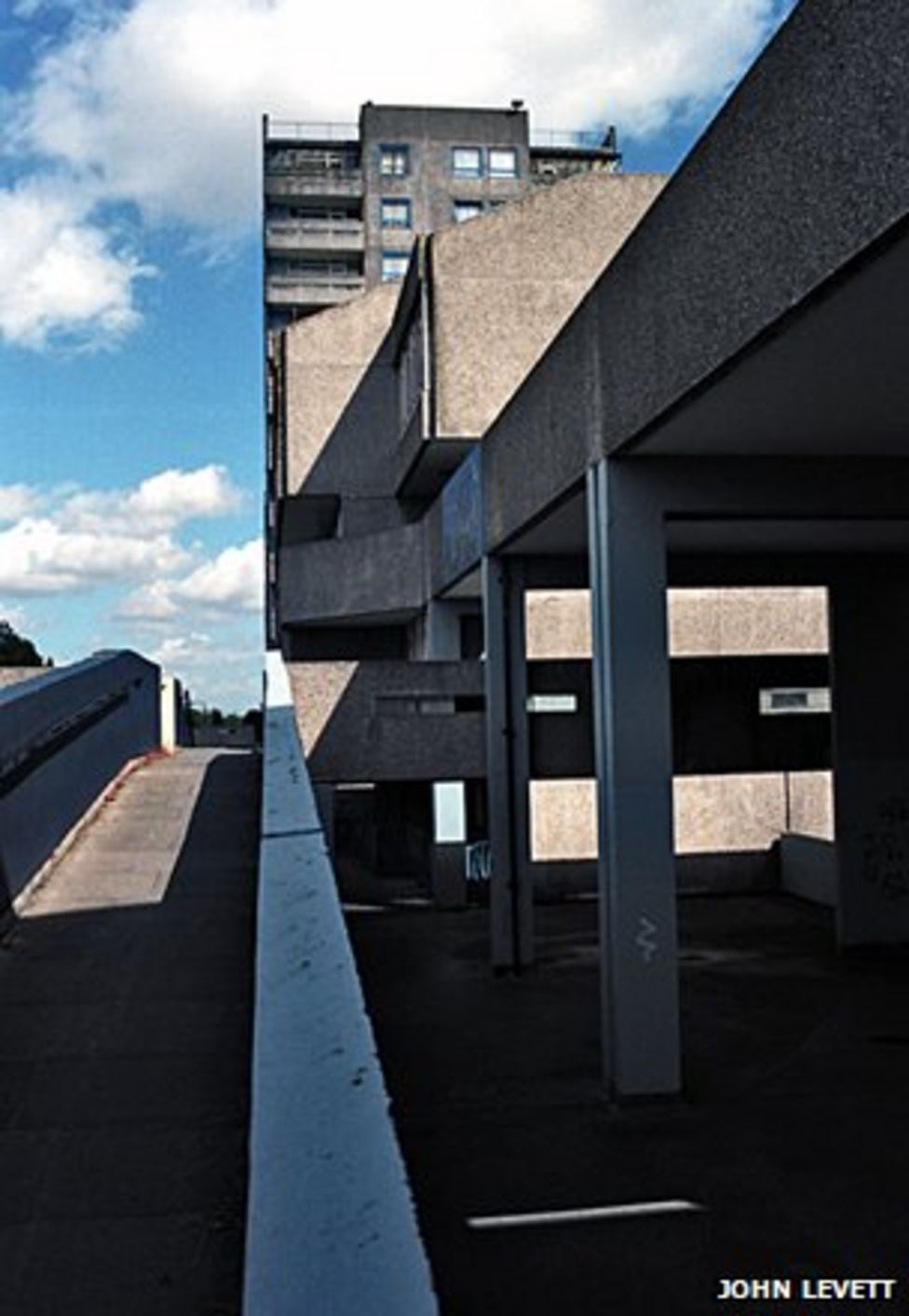 'I loved/loathed my 1960s high-rise block' - BBC News