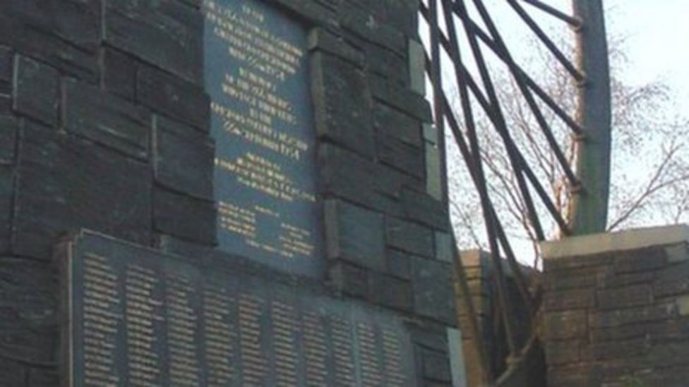 Gresford pit disaster 80th anniversary marked - BBC News