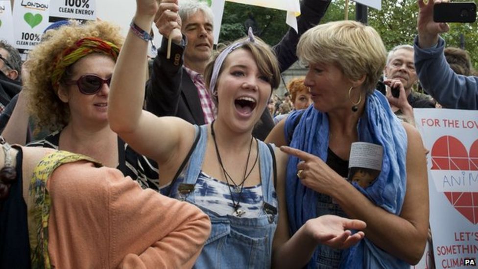 Climate change: Thousands march across the UK - BBC News