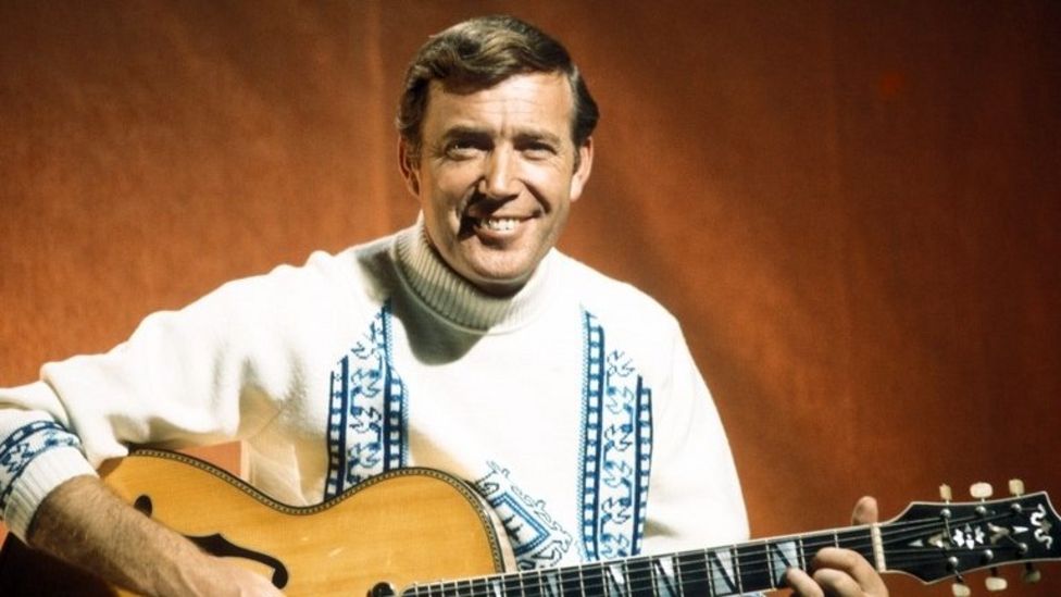 Val Doonican, Irish singer, dies at 88 - BBC News