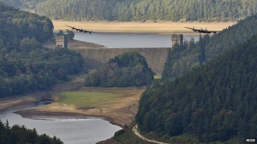 Lancaster bombers flypast at 'Dambusters' Derwent Dam - BBC News