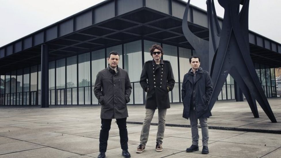 Manic Street Preachers to tour classic 1994 album - BBC News