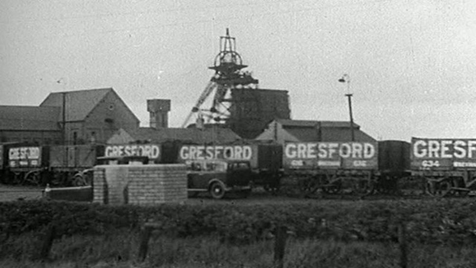Gresford pit disaster 80th anniversary marked - BBC News