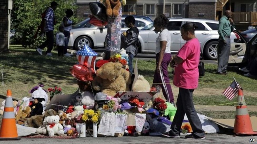Michael Brown: Ferguson protests flare up again - BBC News