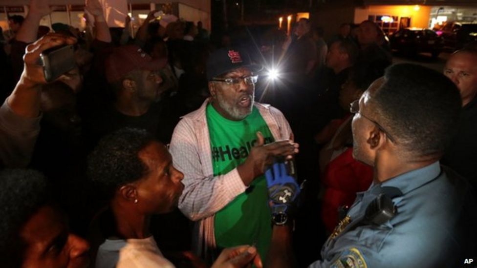 Michael Brown: Ferguson protests flare up again - BBC News