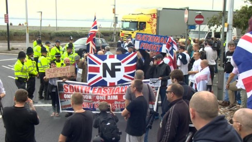 Anti-immigration campaigners protest in Dover - BBC News