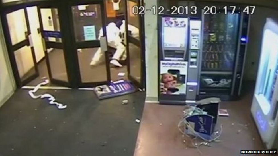 CCTV footage shows UEA cash machine burglary - BBC News
