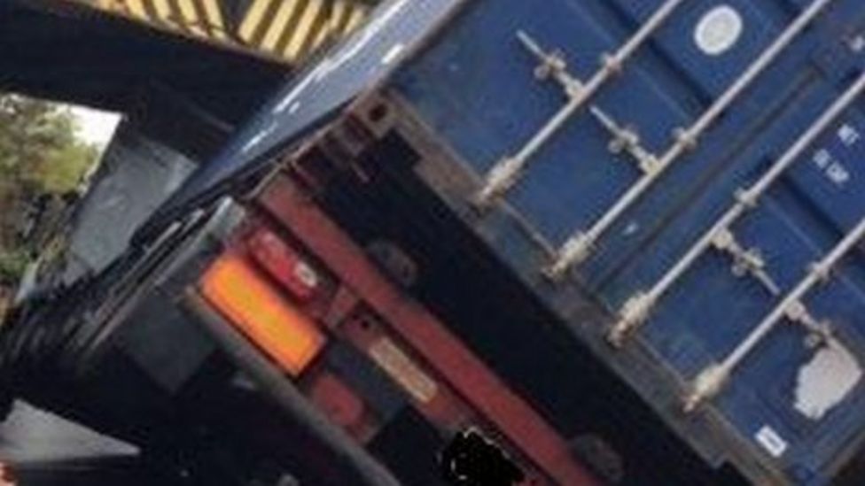 Halfords 'We Fit' lorry gets stuck under bridge - BBC News