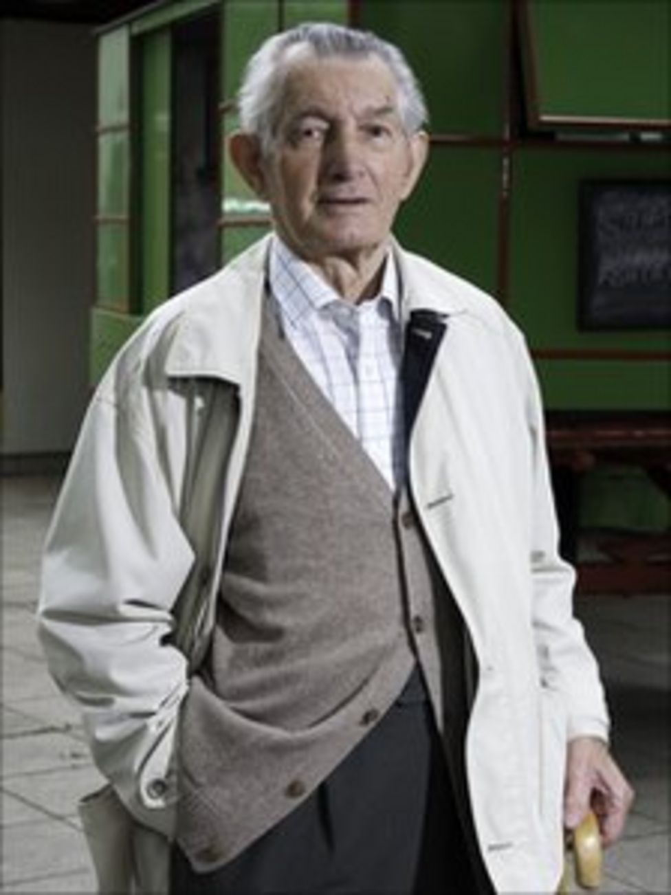 Last 'Pitman painter' Norman Cornish dies aged 94 - BBC News