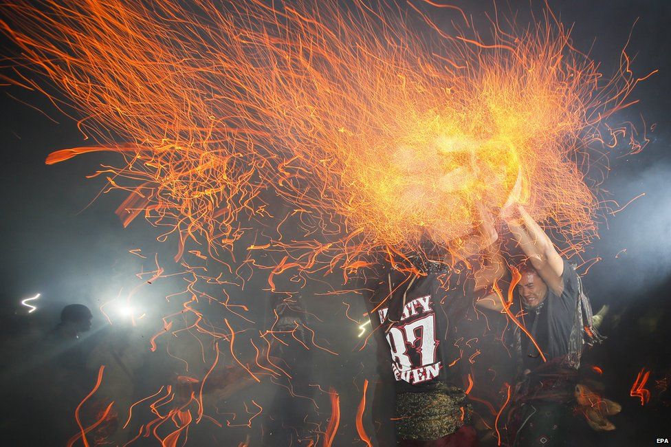 Day in pictures: 9 October - BBC News