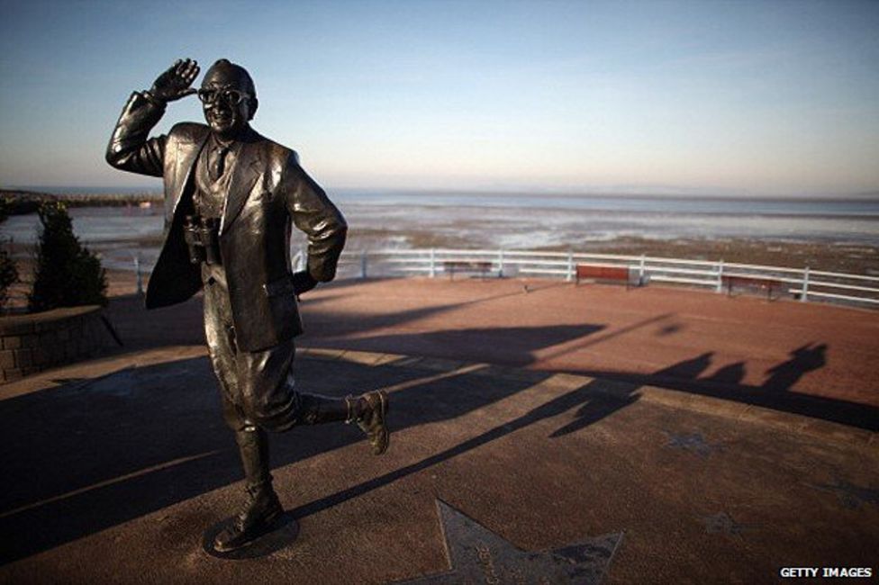 Eric Morecambe statue: Police probe suspected theft attempt - BBC News