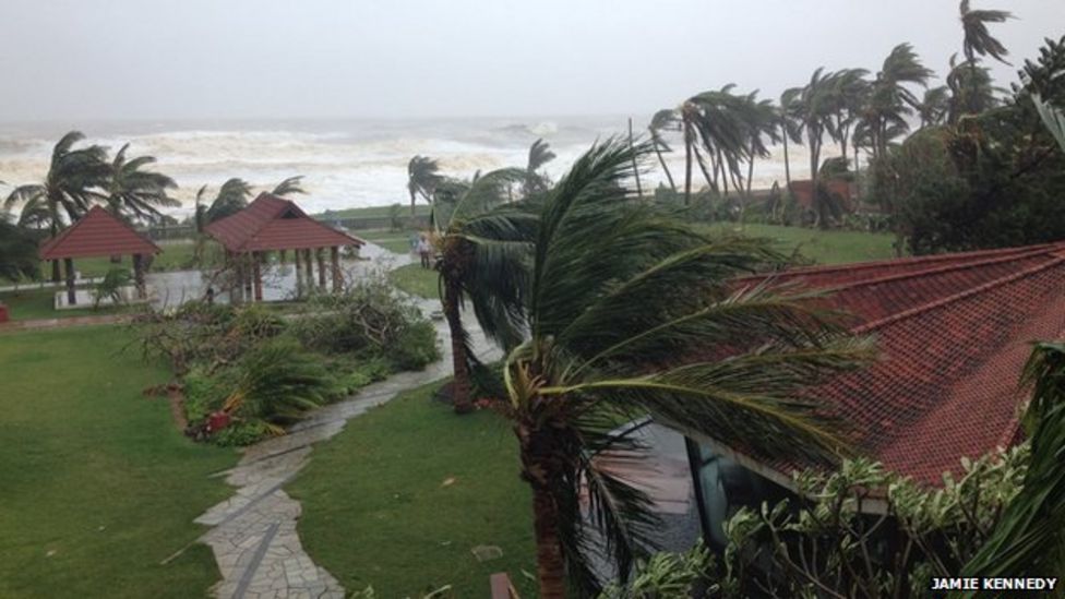 Cyclone Hudhud pounds India's Andhra Pradesh and Orissa - BBC News