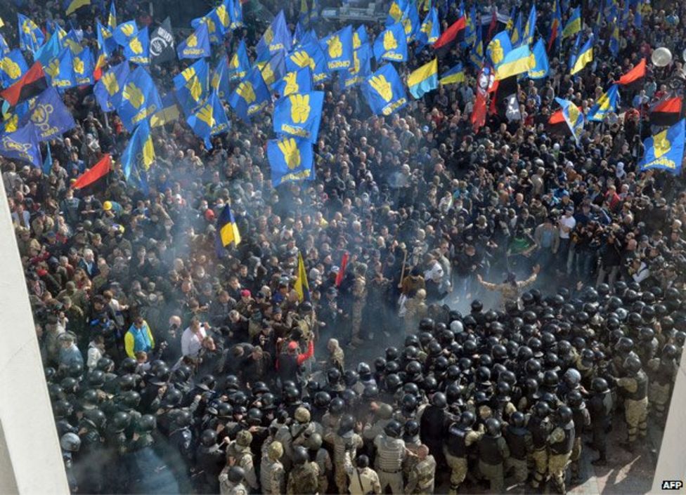 Ukraine far right battles police at parliament in Kiev - BBC News