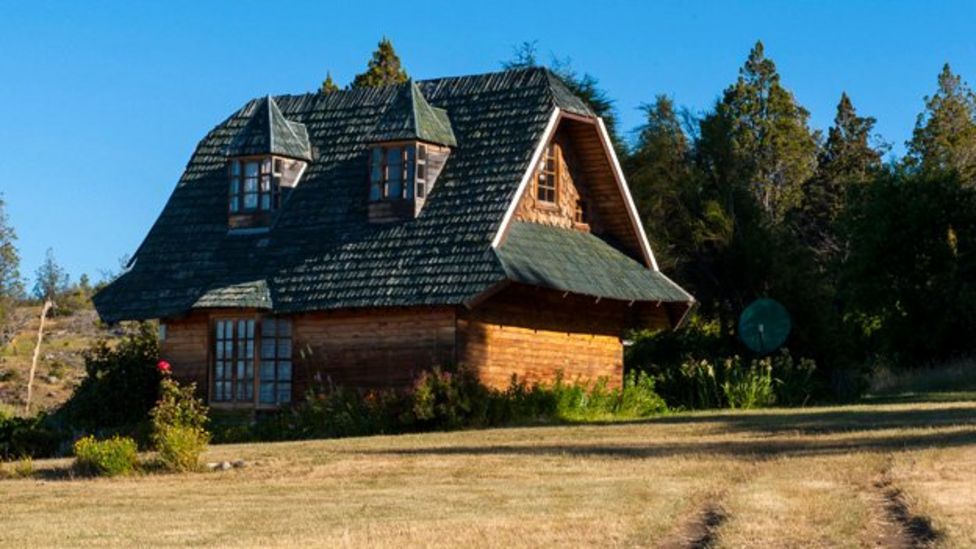 Thousands watch parades celebrating St David's Day - BBC News