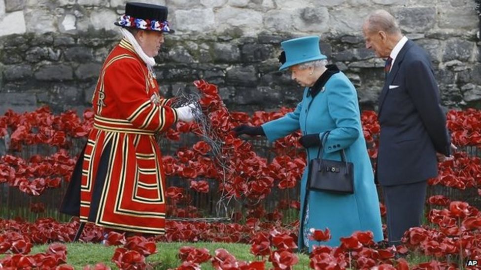Queen visits Tower of London poppy garden - BBC News