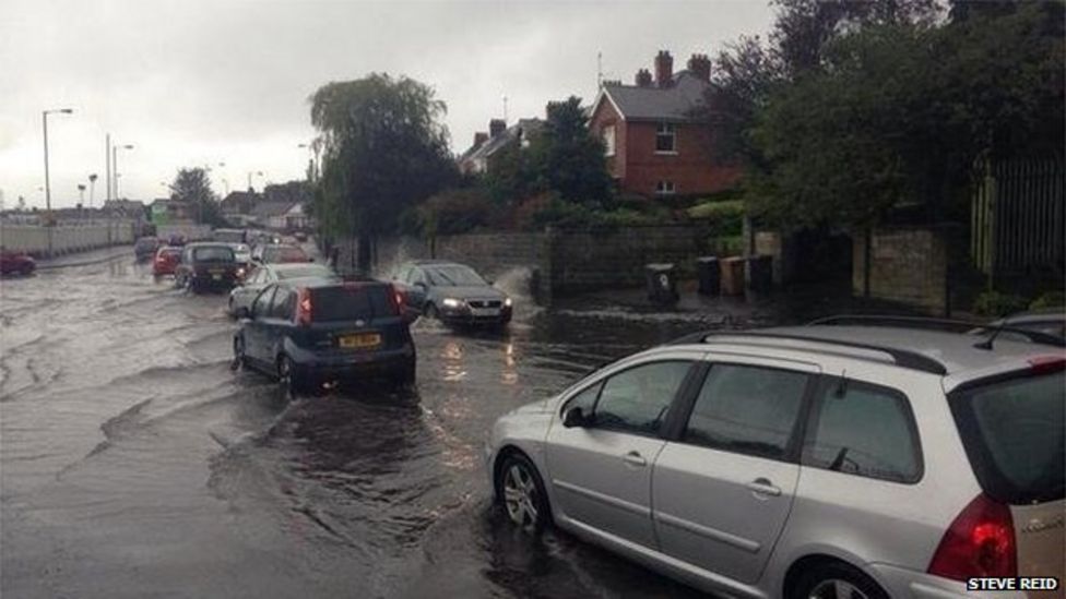 Belfast flooding: Clean-up after 30 homes are damaged - BBC News