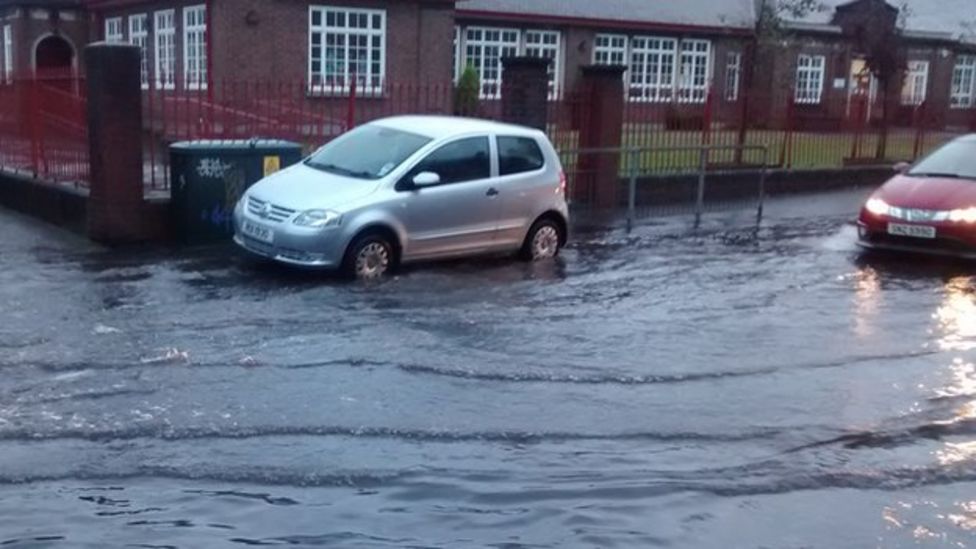 Belfast flooding: Clean-up after 30 homes are damaged - BBC News
