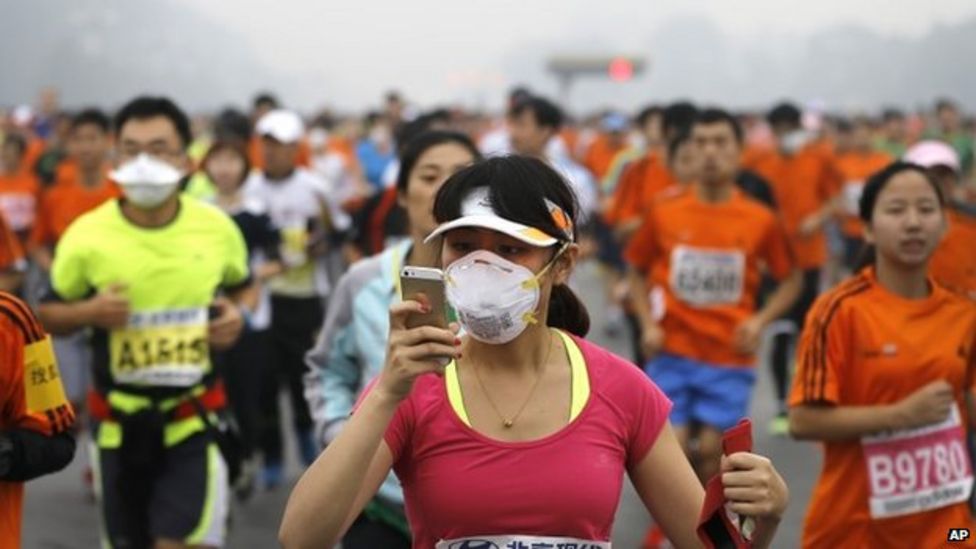 Beijing marathon runners don masks to cope with smog - BBC News