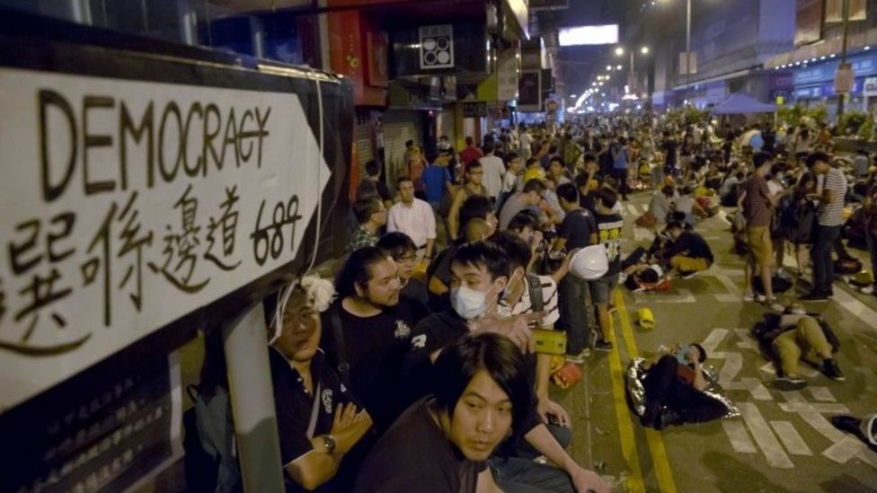 Hong Kong police clear pro-democracy protesters - BBC News