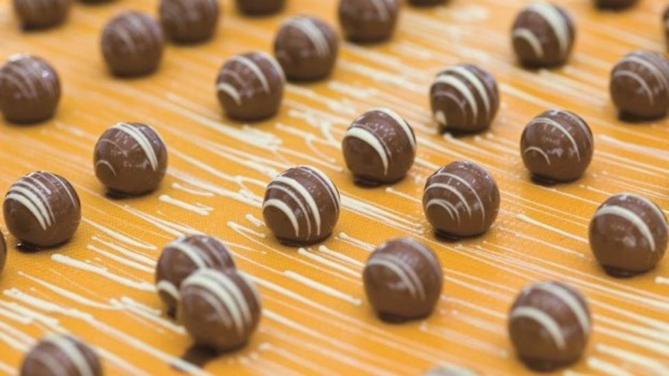 The sticky dilemma facing chocolate firms - BBC News