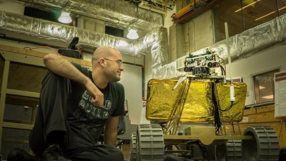 Robot will beam live Moon pictures to Oculus users - BBC News