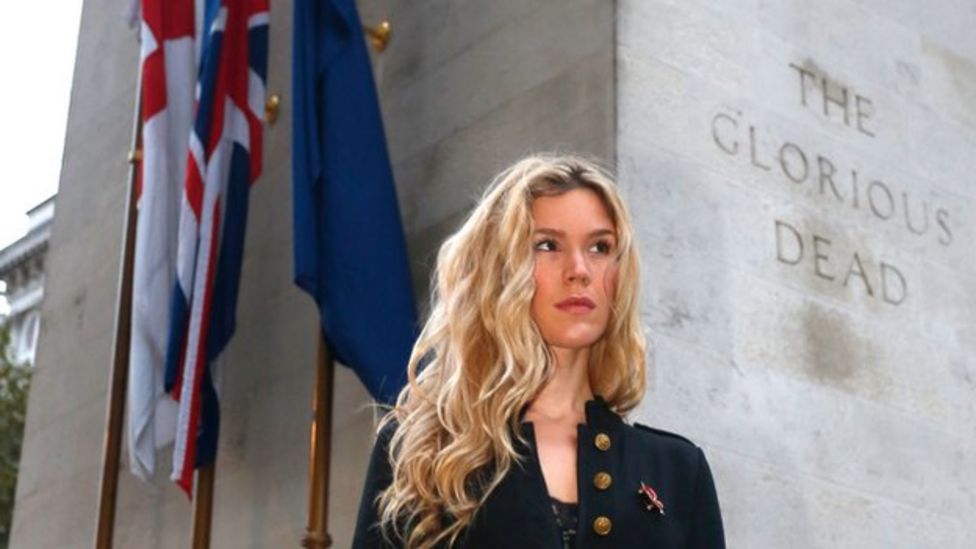 Giant poppy made by 1,400 GCHQ intelligence agency staff - BBC News