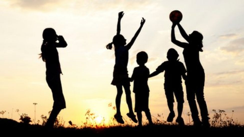 Children 'prefer to play outdoors than watch TV' - BBC News