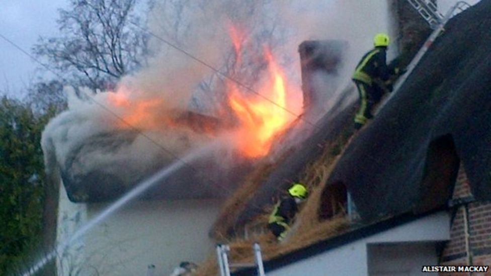 Fire destroys Codford St Mary thatched cottages - BBC News