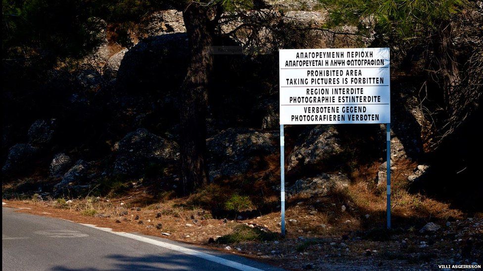 'Rihgt' road signs: Your pictures of badly spelt road signs - BBC News