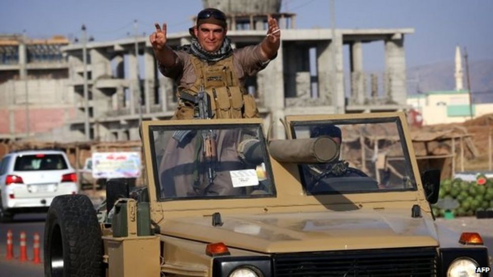 Islamic State conflict: Kurdish fighters arrive in Turkey - BBC News