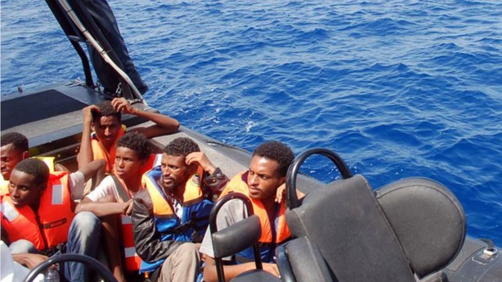 Seventeen migrants die in Mediterranean - Italian navy - BBC News