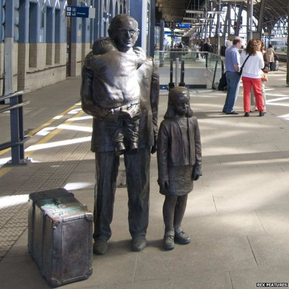 Train tribute to Holocaust 'hero' Sir Nicholas Winton - BBC News