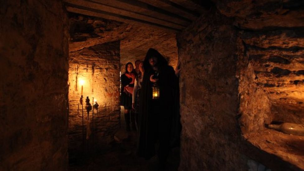 Exploring the lure of Edinburgh's dark tourism - BBC News