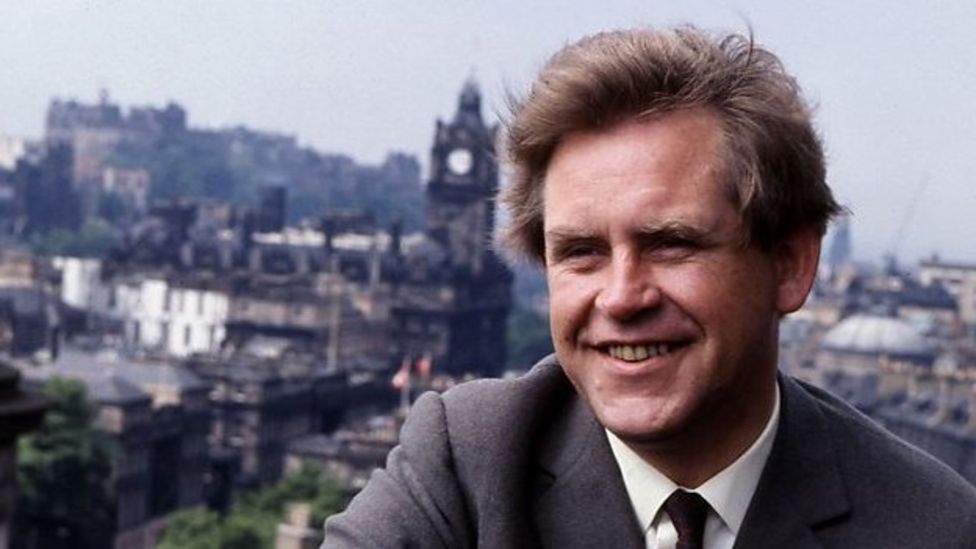 Magnus Magnusson: Belongings auctioned for charity - BBC News